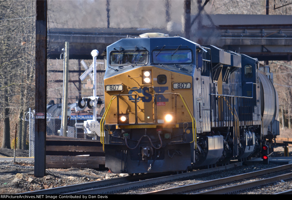 CSX ES44AH 807 leads Q418-23